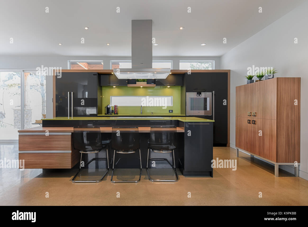 Modern kitchen with green quartz counter top Stock Photo - Alamy