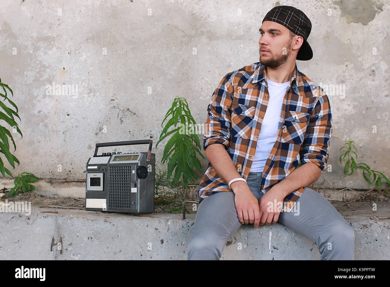 A man dressed in hip hop style poses Stock Photo - Alamy