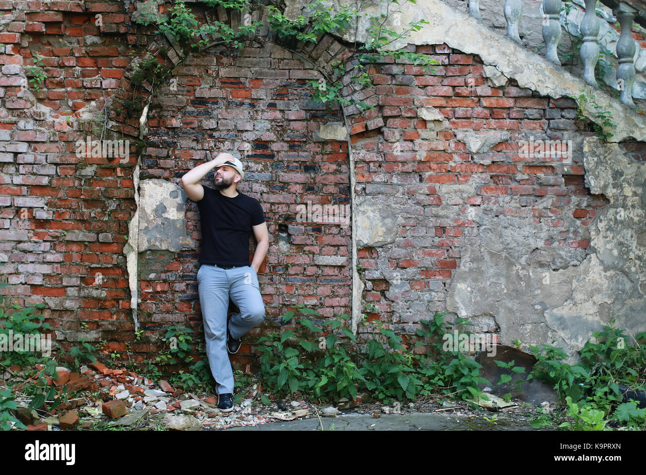 old brick wall man stand Stock Photo - Alamy