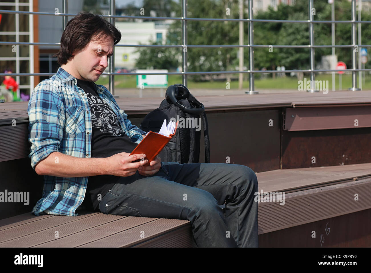 student outdoor learn alone Stock Photo - Alamy