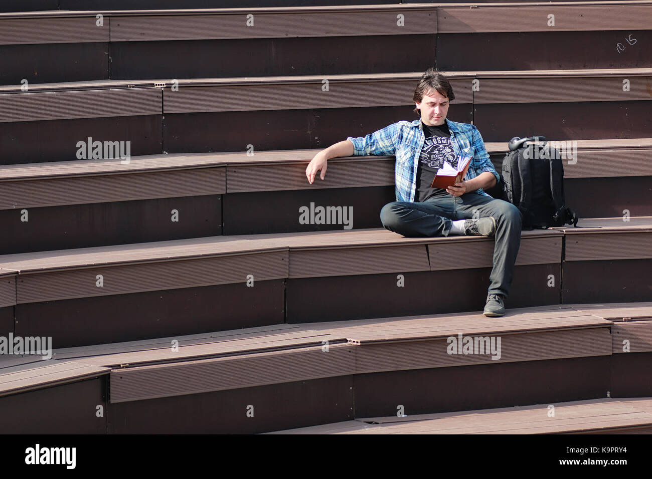 student outdoor learn alone Stock Photo - Alamy
