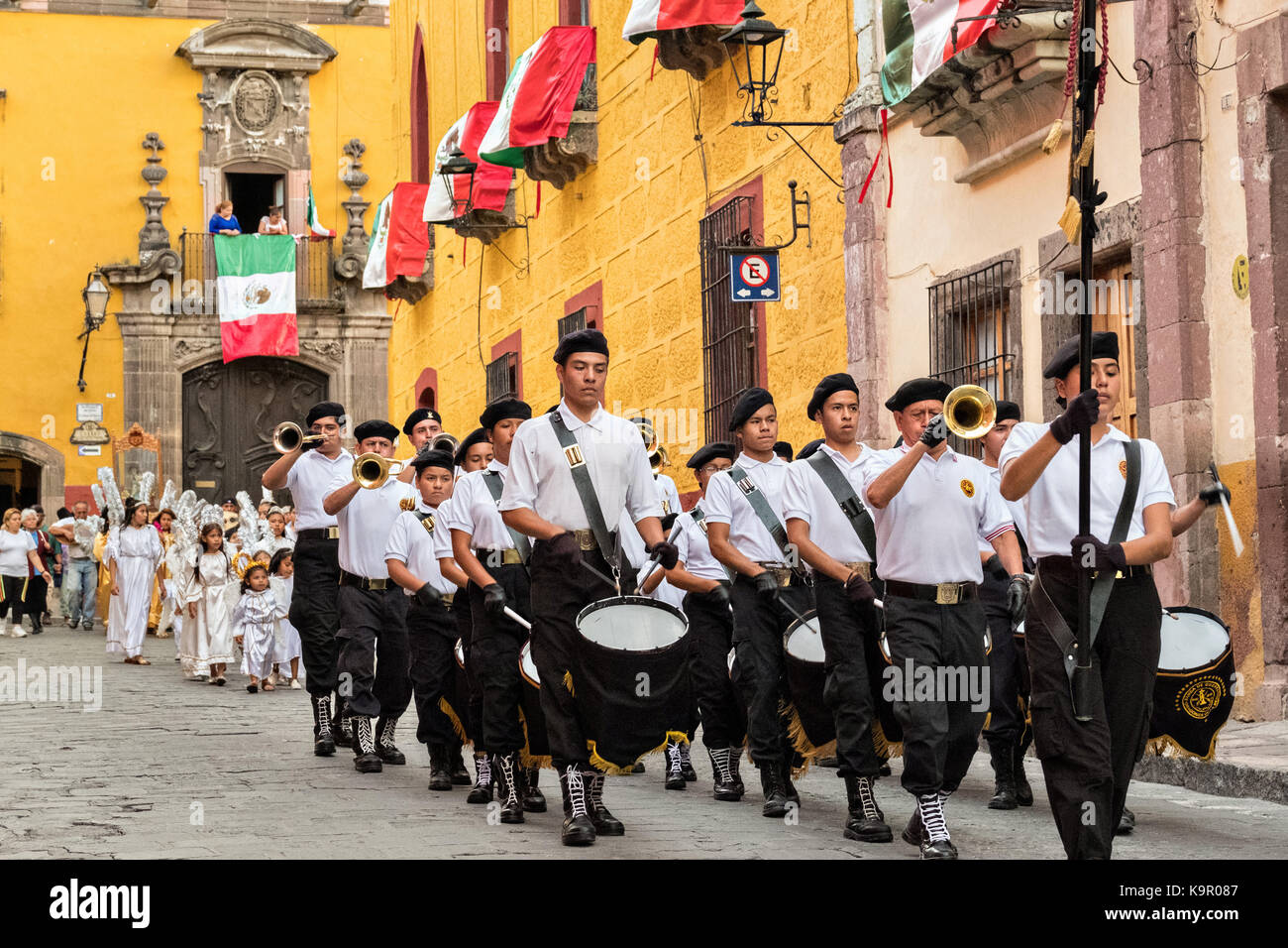Colonial marching band in a parade hi-res stock photography and images ...