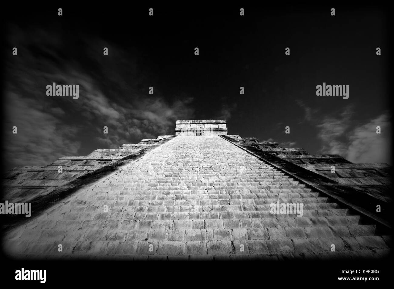 Kukulkan pyramid in Chichen-Itza Stock Photo - Alamy