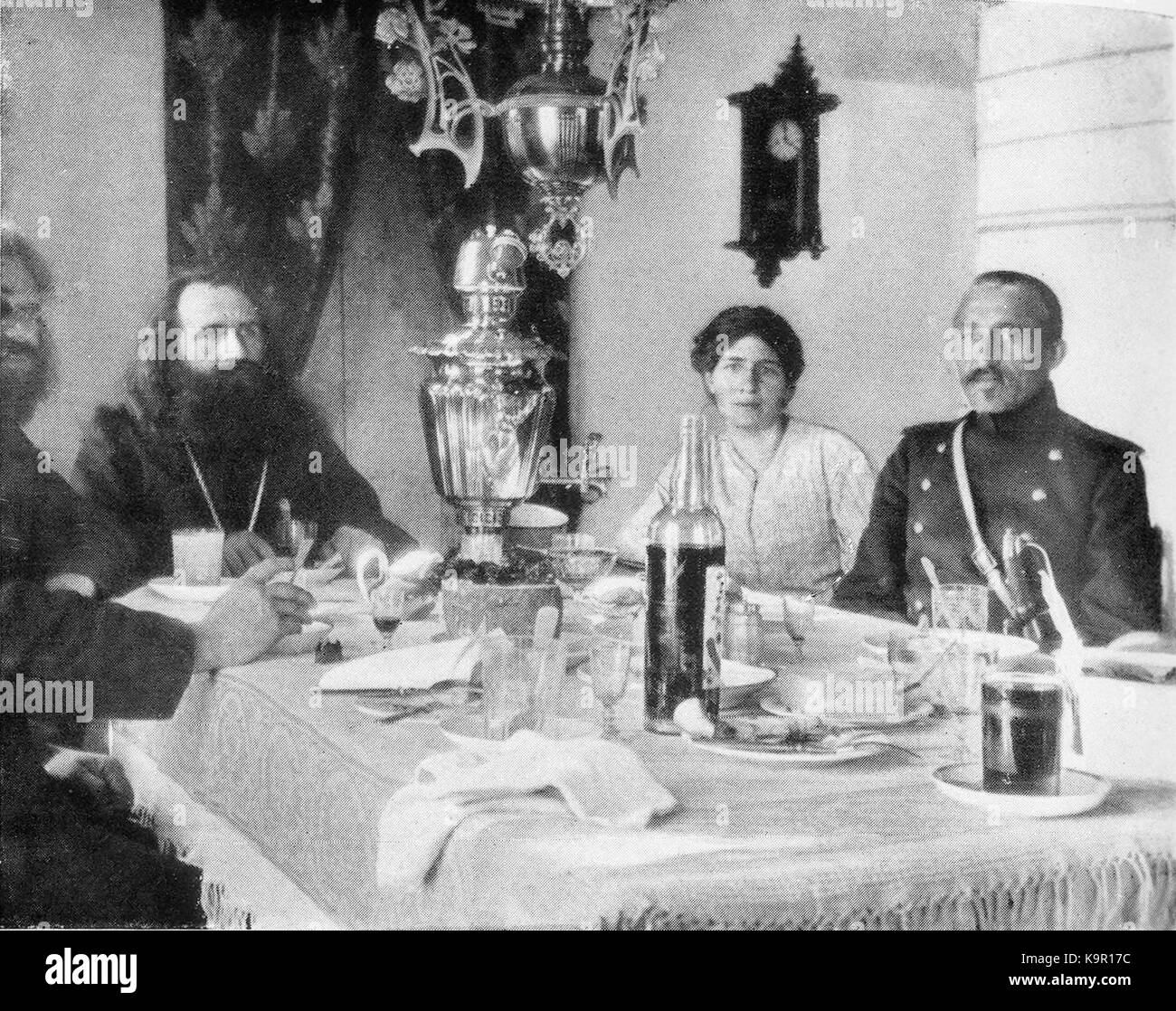 Wife lunch Black and White Stock Photos & Images - Alamy