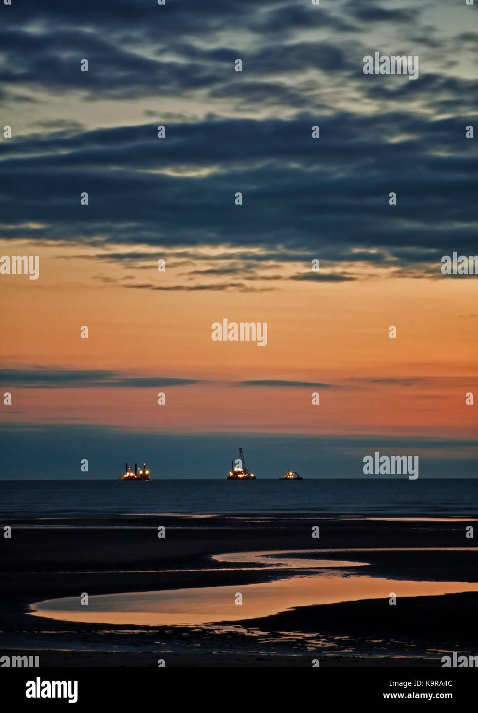 Shoreline at night hi-res stock photography and images - Alamy