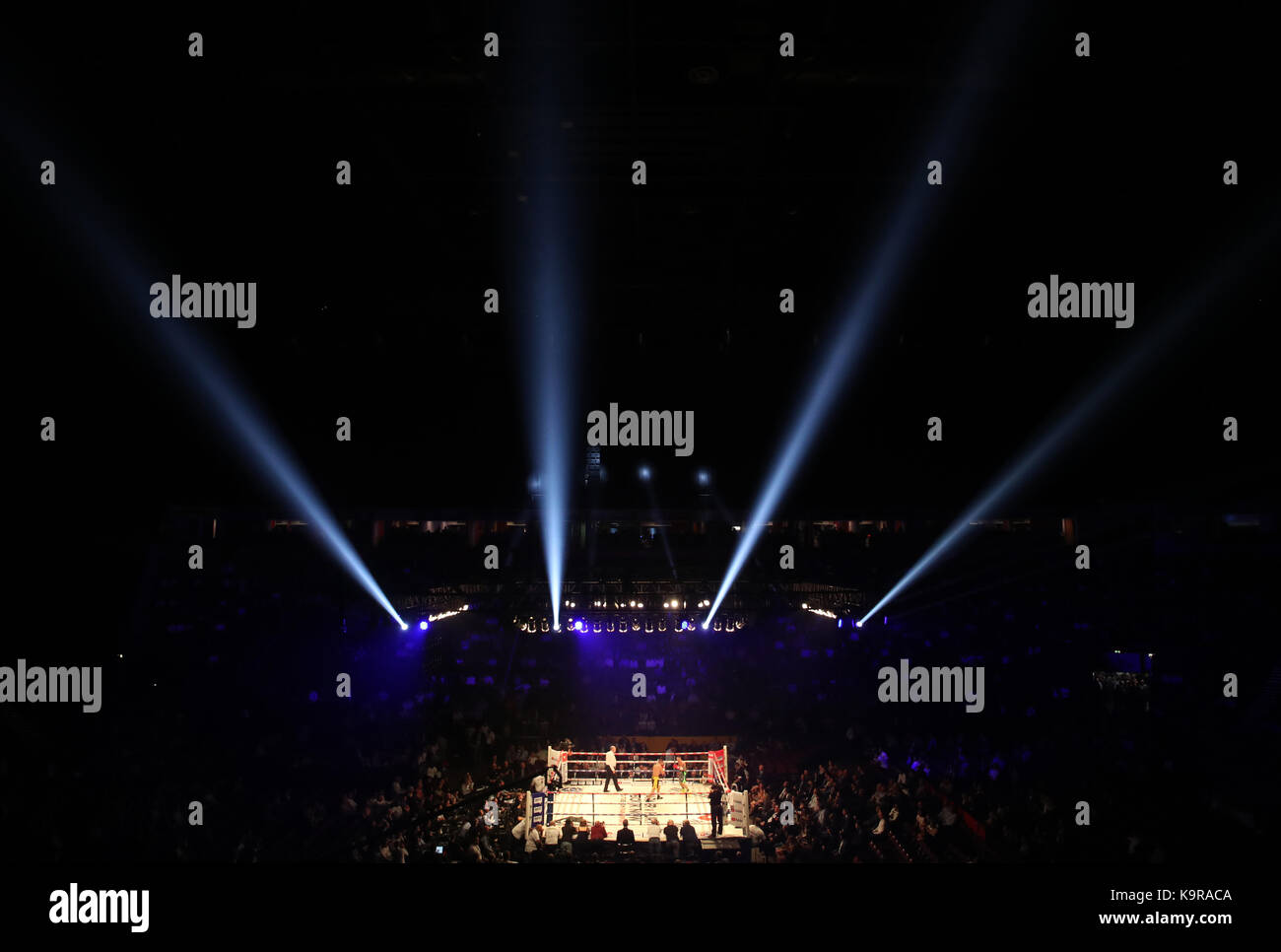 Josh Wale and Don Broadhurst during the BBBofC British Bantamweight ...