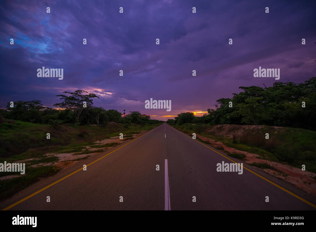 Estrada sem asfalto hi-res stock photography and images - Alamy