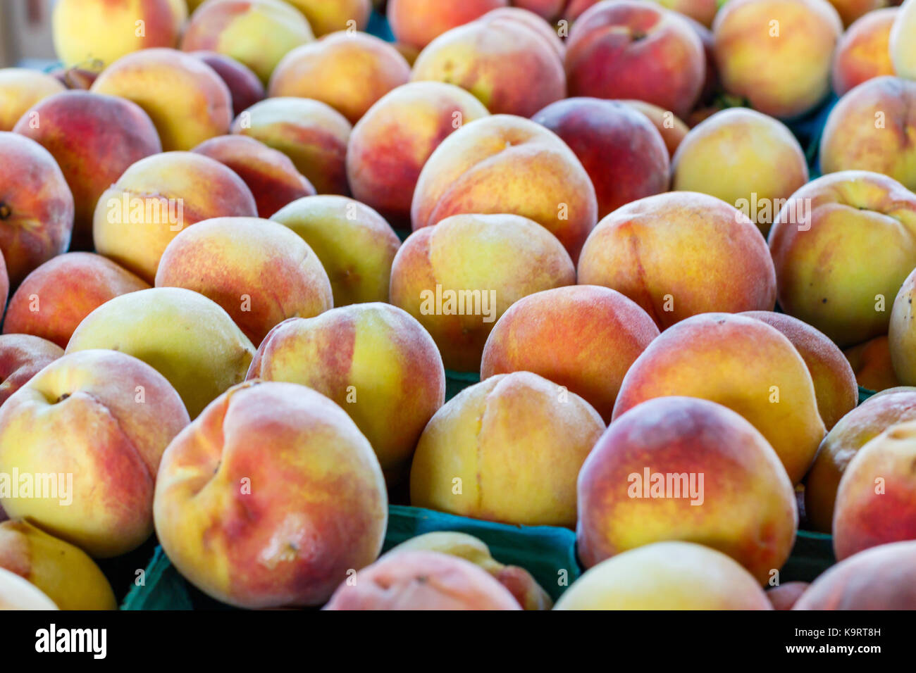 Fresh Peaches at a produce stand Stock Photo - Alamy