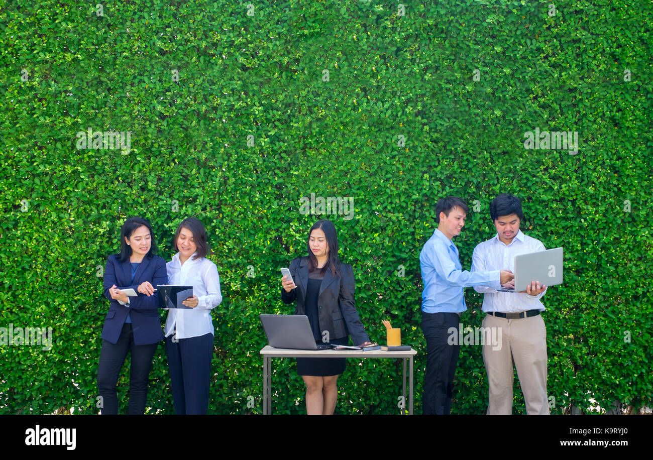 People working together outside hi-res stock photography and images - Alamy