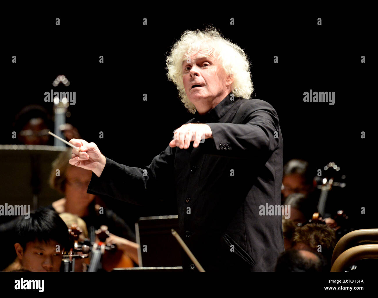 Sir simon rattle barbican hi-res stock photography and images - Alamy