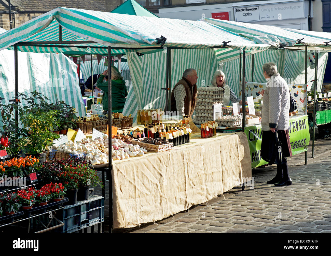 Food stall stalls garlic hi-res stock photography and images - Alamy