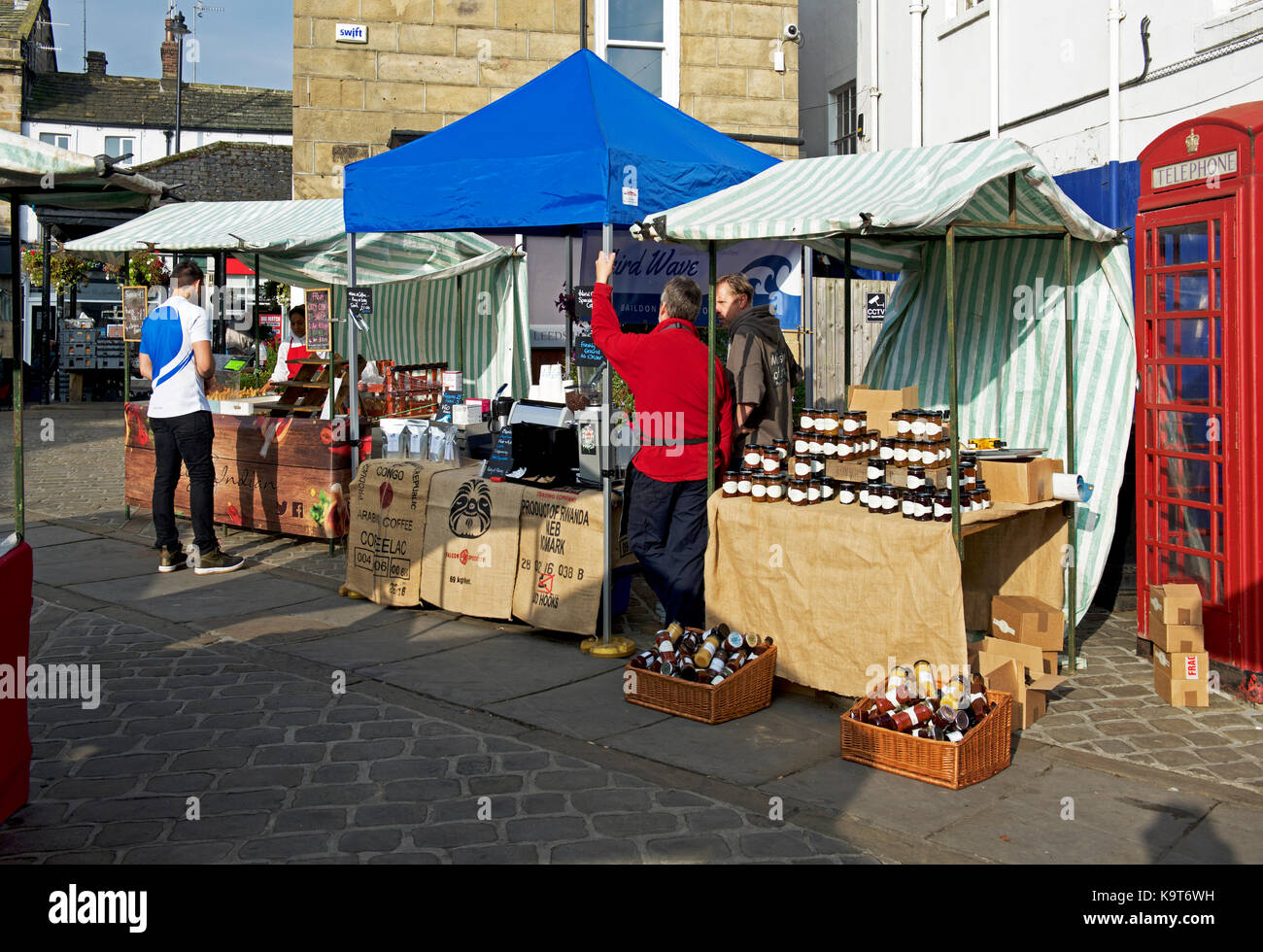 Farmers market stalls british english produce hi-res stock photography ...
