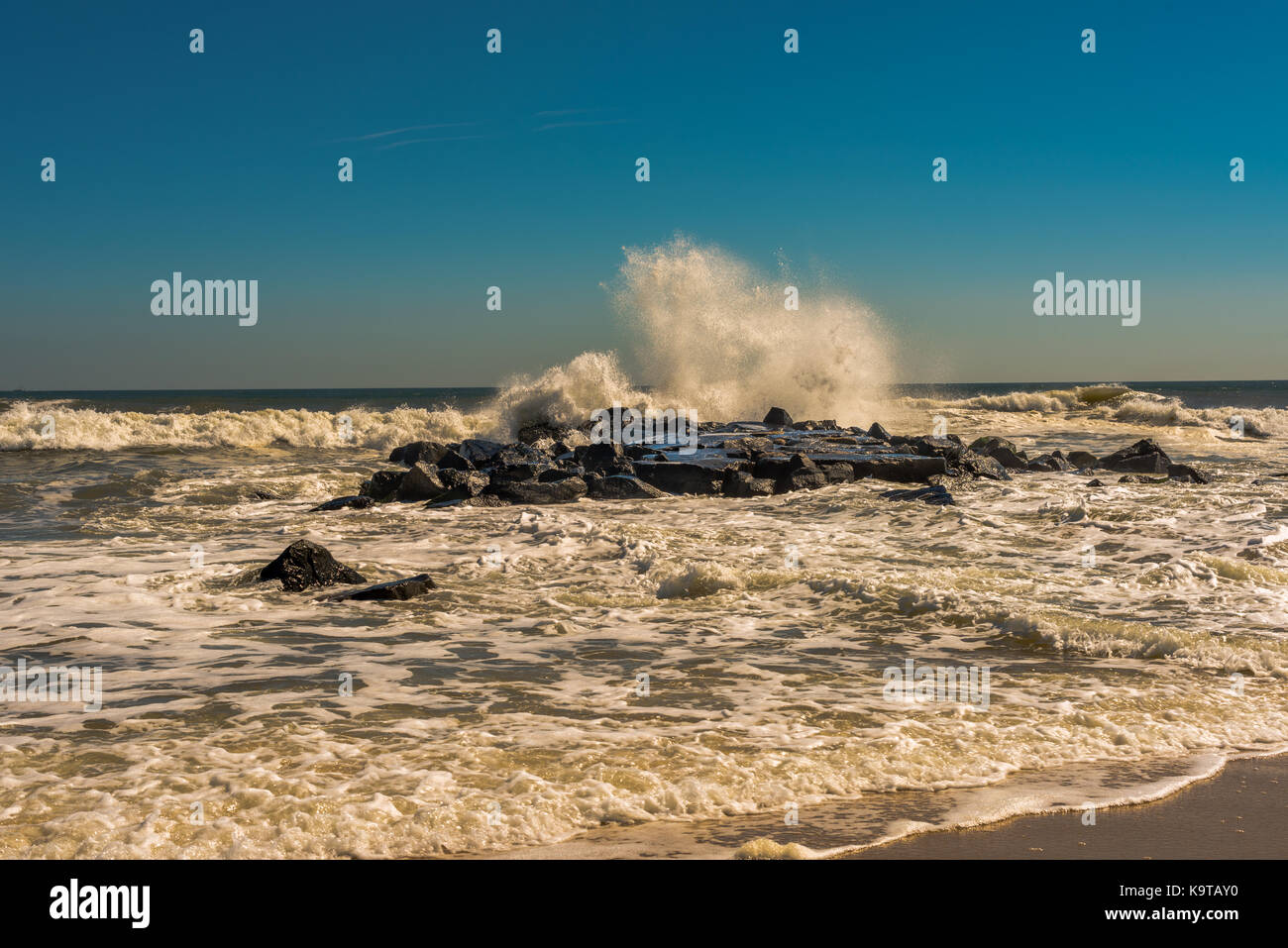 Rough ocean waves smash hi-res stock photography and images - Alamy