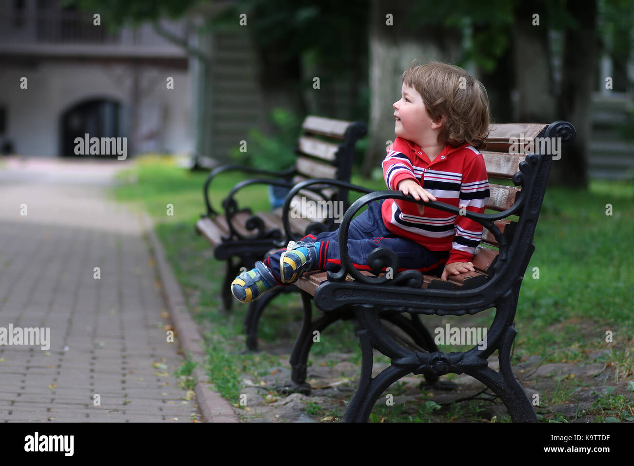 Paris child bench hi-res stock photography and images - Alamy