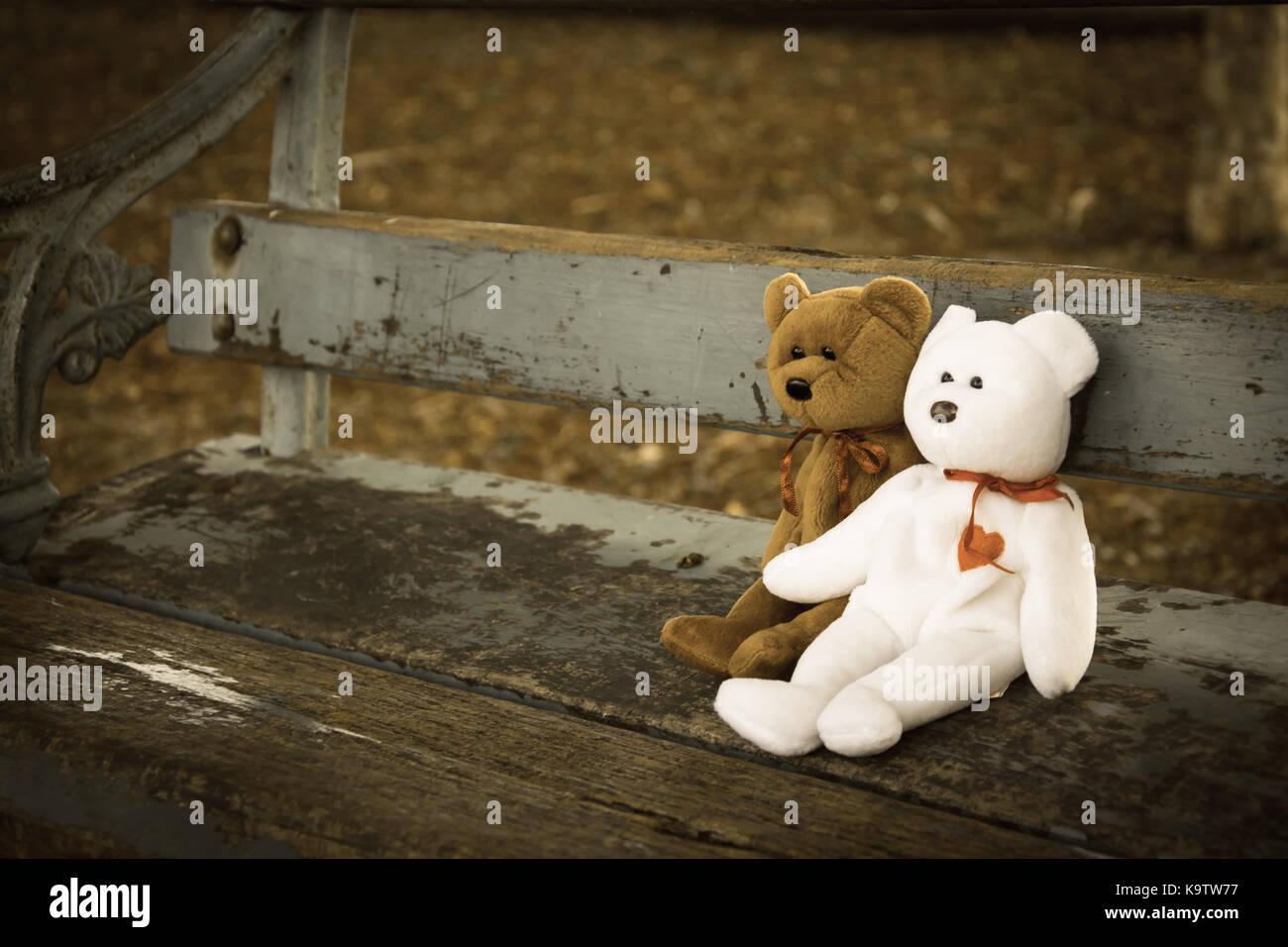 two teddy bear in love Stock Photo - Alamy