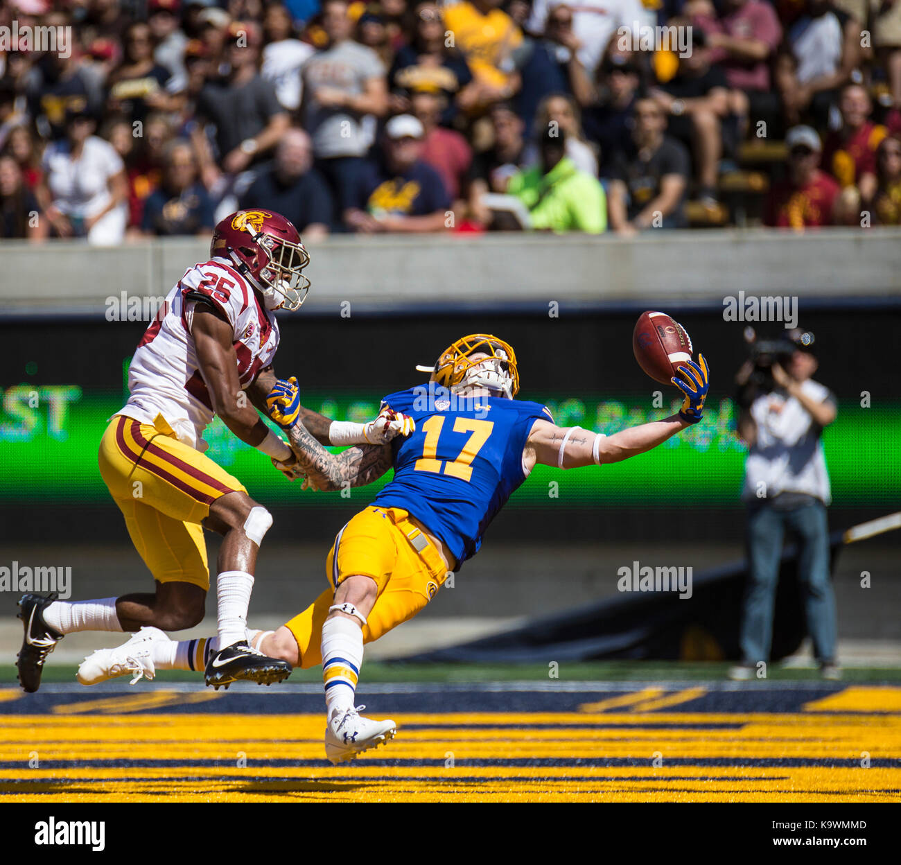 California Memorial Stadium. 23rd Sep, 2017. U.S.A Bears wide receiver ...