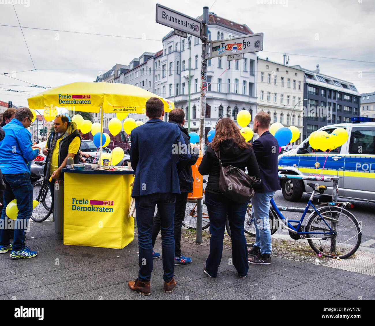 Berlin, Germany. 23rd September, 2017. Supporters of the FDP Free ...