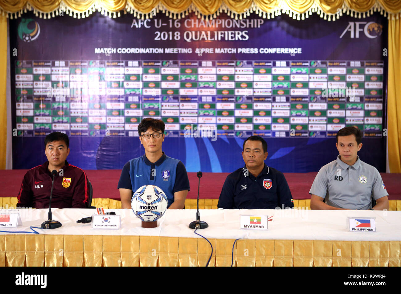 (170924) -- YANGON, Sept. 24, 2017(Xinhua) -- China's coach Liu Junwei ...
