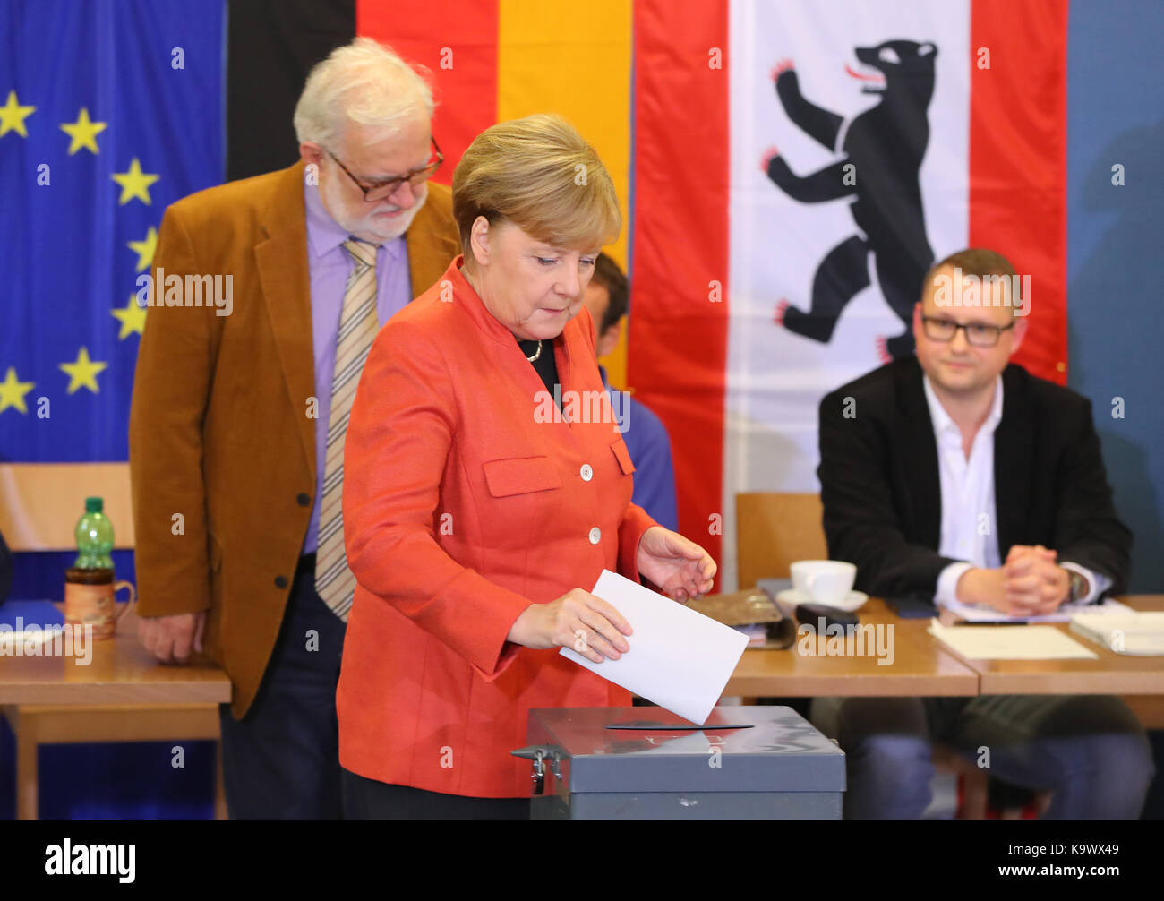 Berlin, Germany. 24th Sep, 2017. German chancellor Angela Merkel casts ...