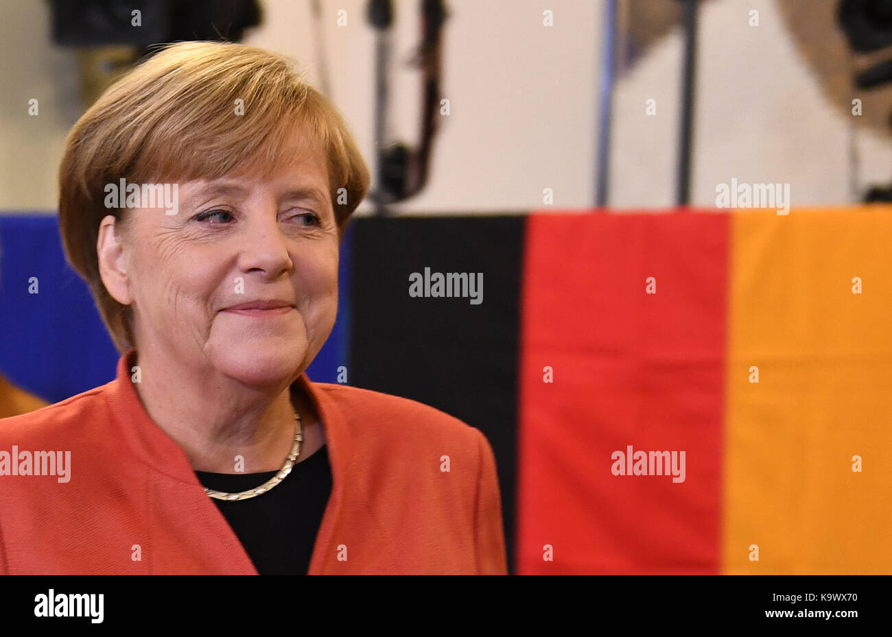 Berlin, Germany. 24th Sep, 2017. German chancellor Angela Merkel casts ...