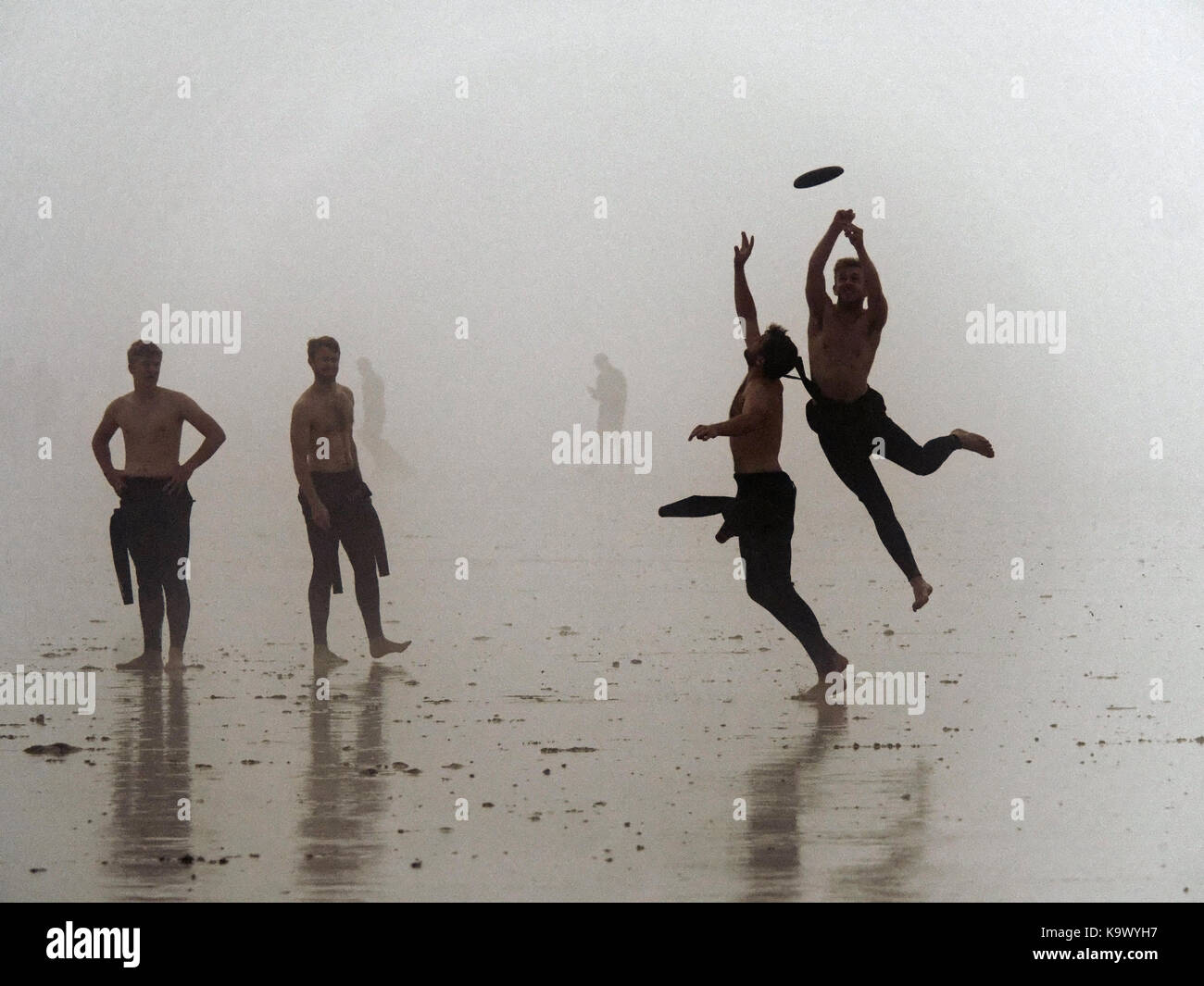 Newquay, UK. 24th Sep, 2017. UK Weather. Dense Sea Fog disrupts English ...