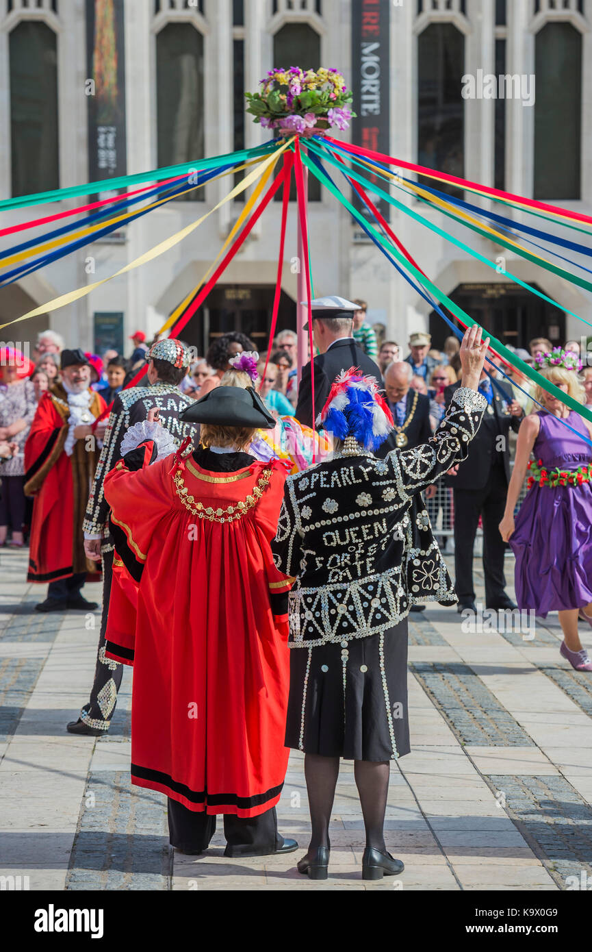 May queen maypole hi-res stock photography and images - Alamy