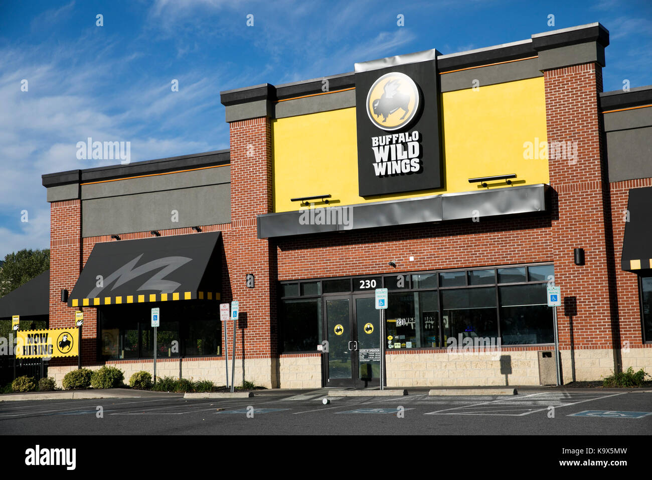 Buffalo wild wings building hi-res stock photography and images - Alamy