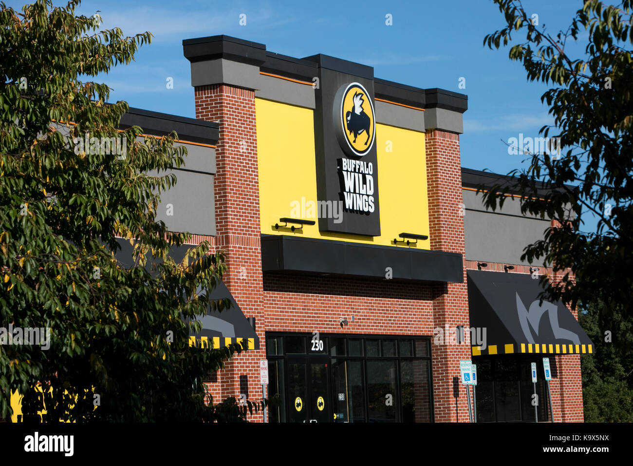Buffalo wild wings building hi-res stock photography and images - Alamy