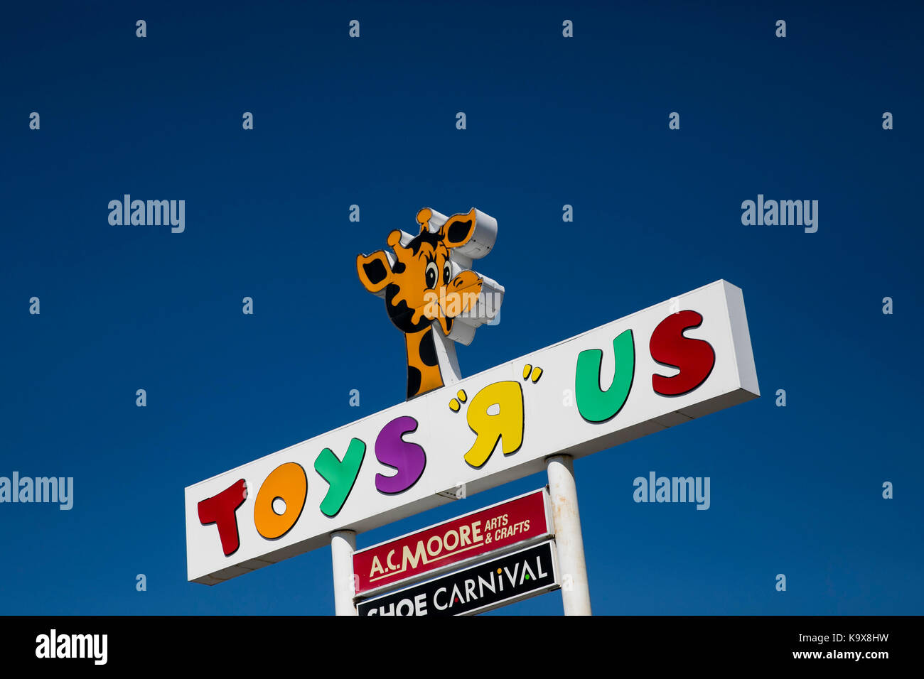Toys r us sign hi-res stock photography and images - Alamy