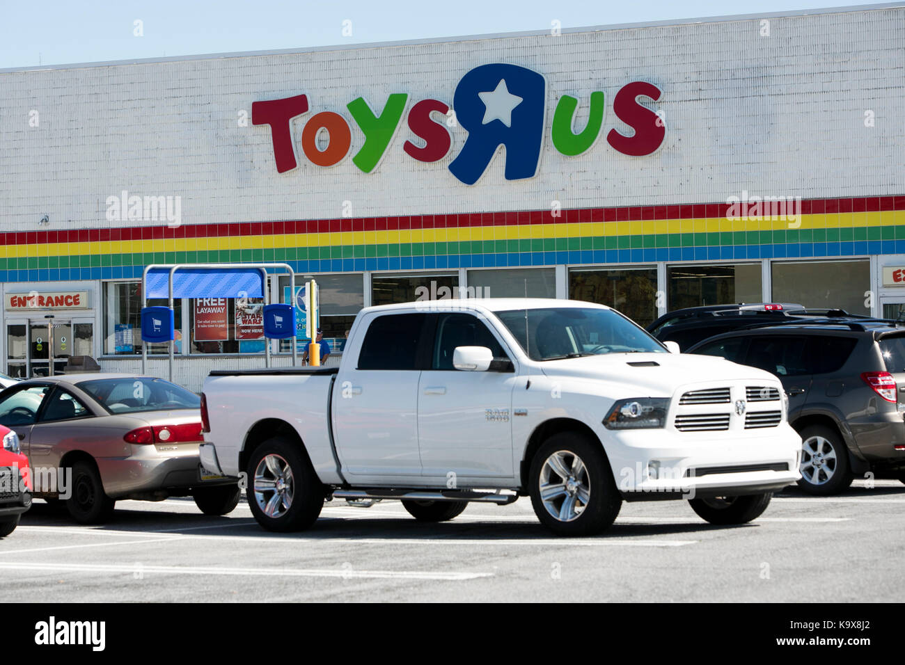 Toysrus sign hi-res stock photography and images - Alamy