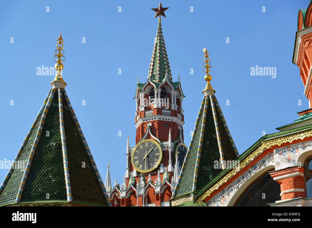 Spassky tower and domes of St. Basil's Cathedral in Moscow, Russia ...
