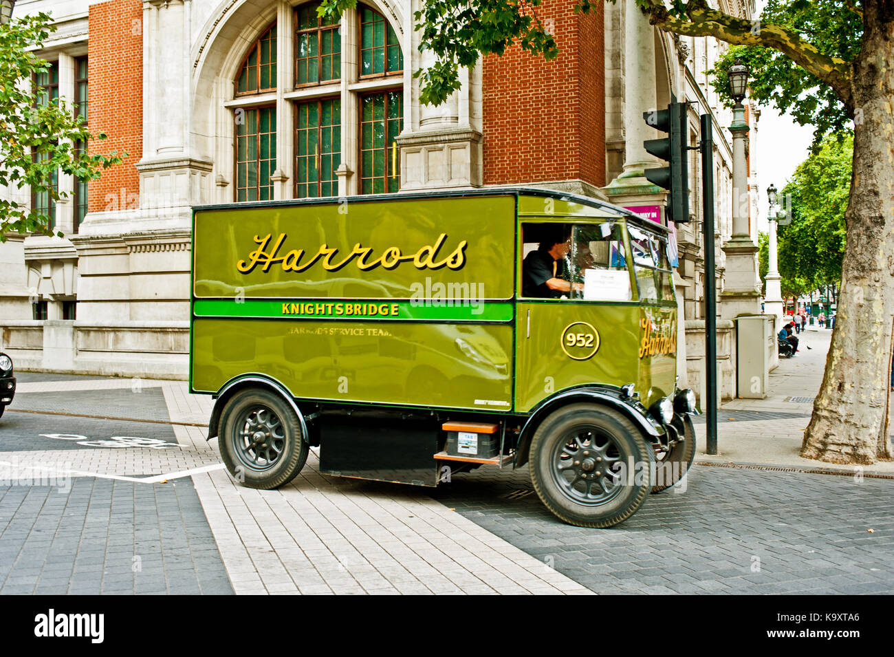 Harrods van hi-res stock photography and images - Alamy