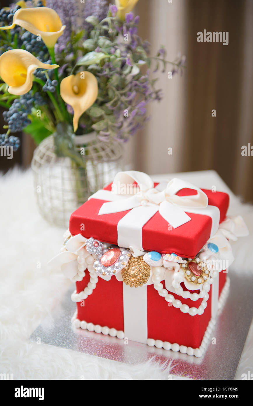 Red jewelry box cake Stock Photo - Alamy