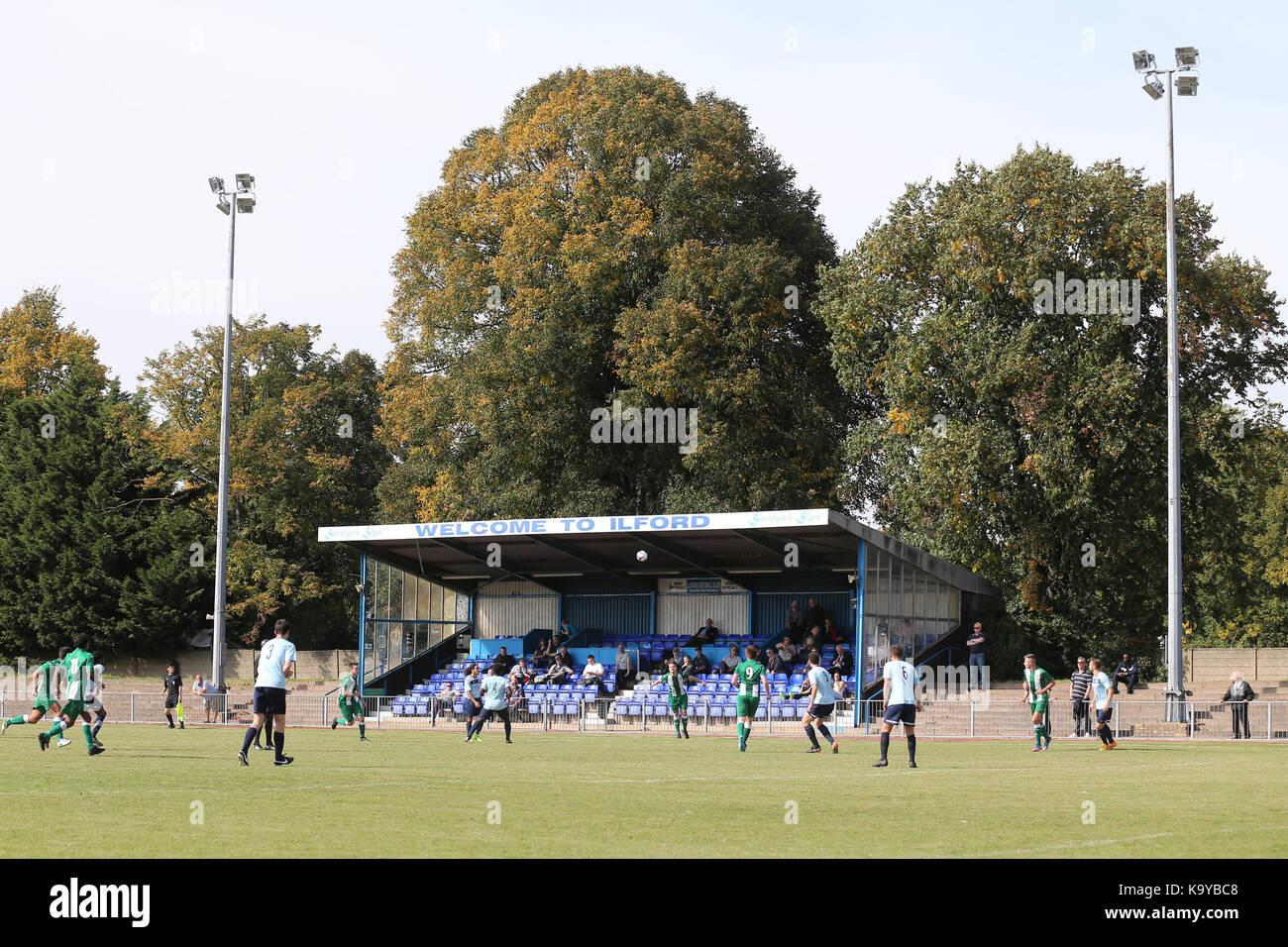 General view of the action during Barkingside vs Whitton United, FA ...