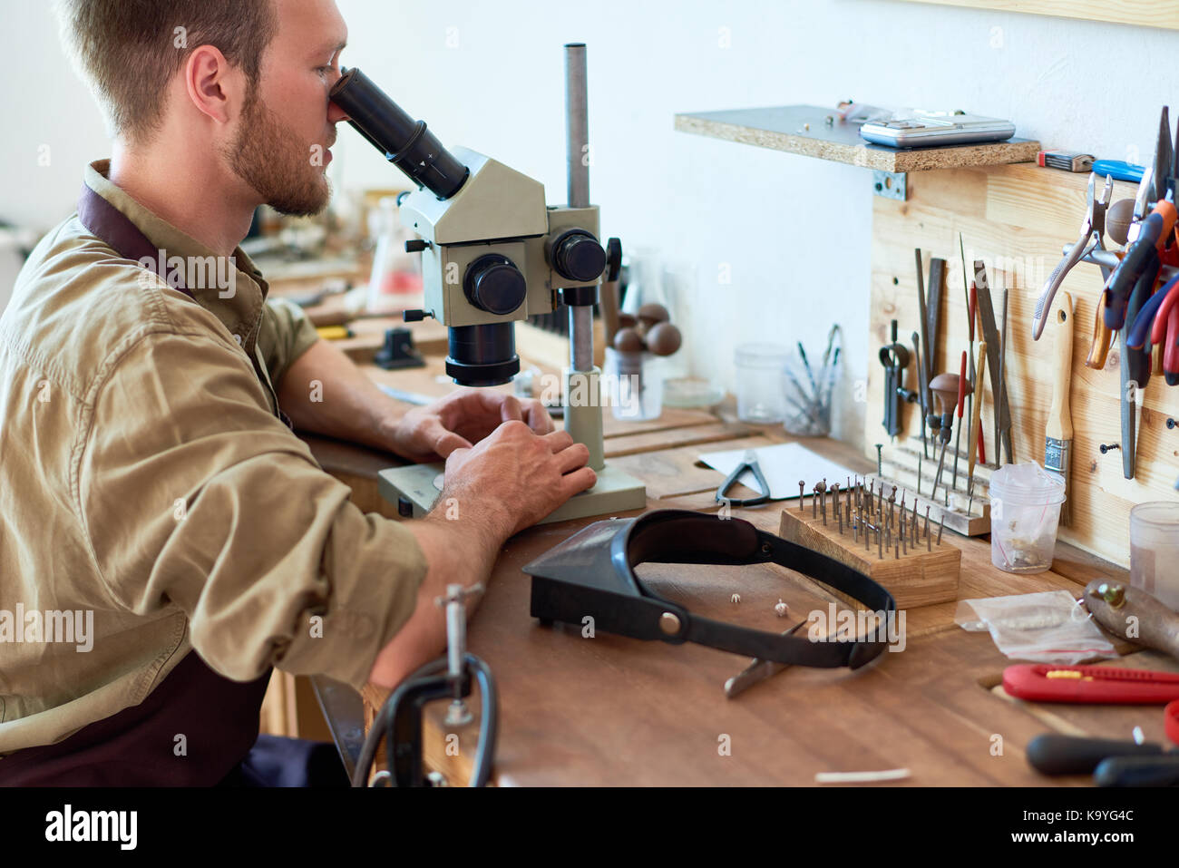 Side view man magnifying glass hi-res stock photography and images - Alamy