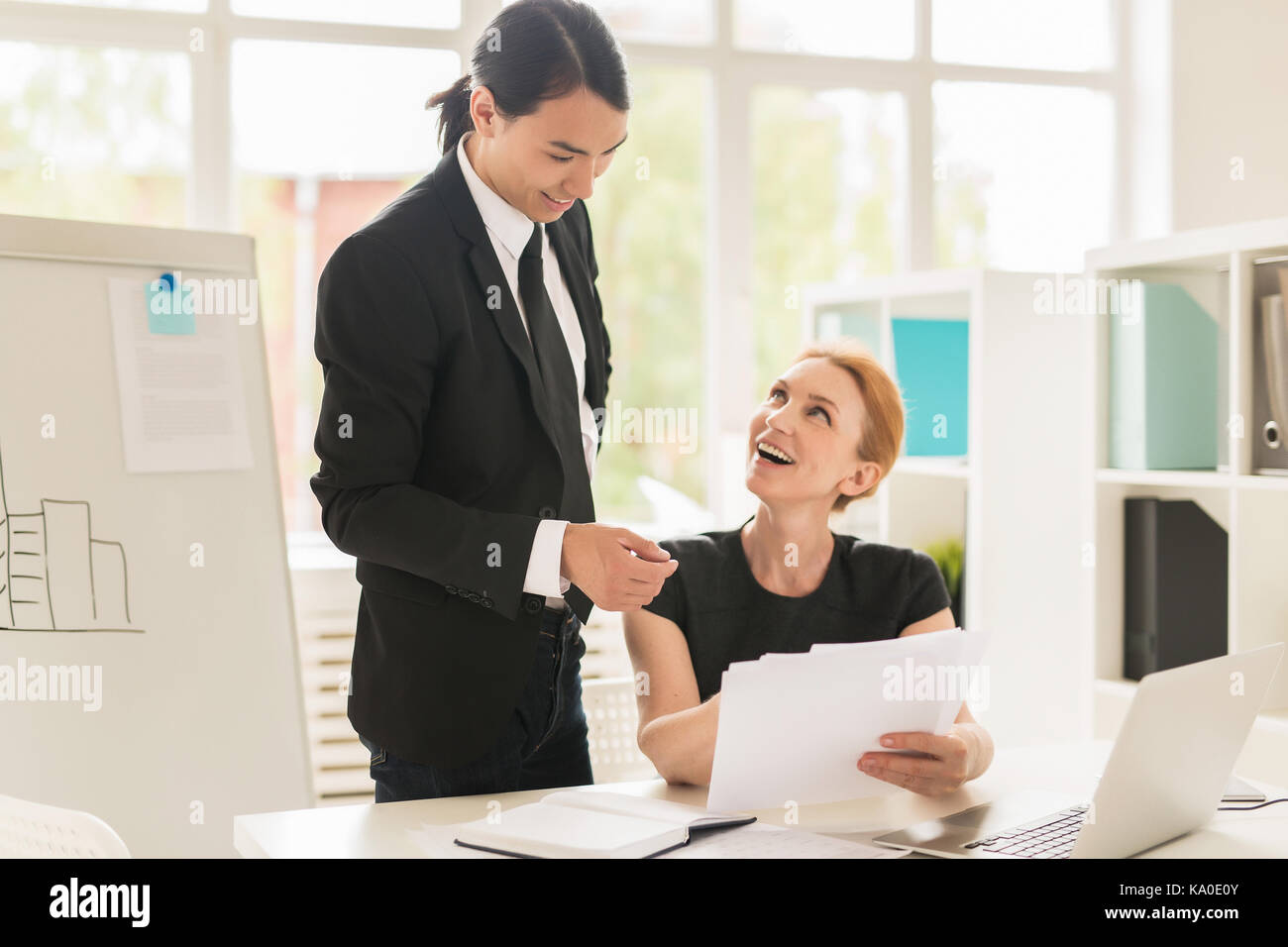 Worker sharing documents hi-res stock photography and images - Alamy