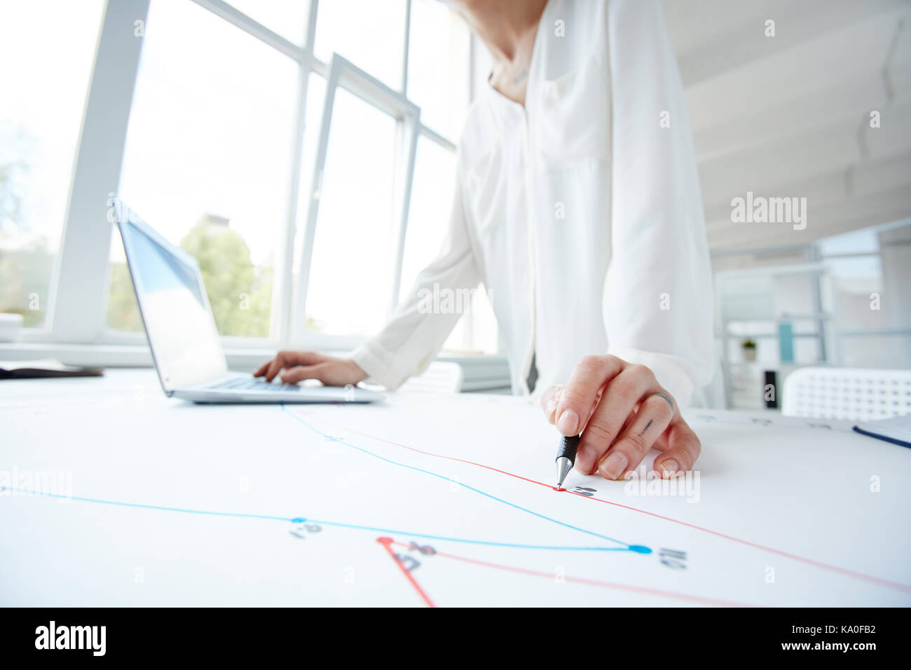 Business woman analyzing graph hi-res stock photography and images - Alamy