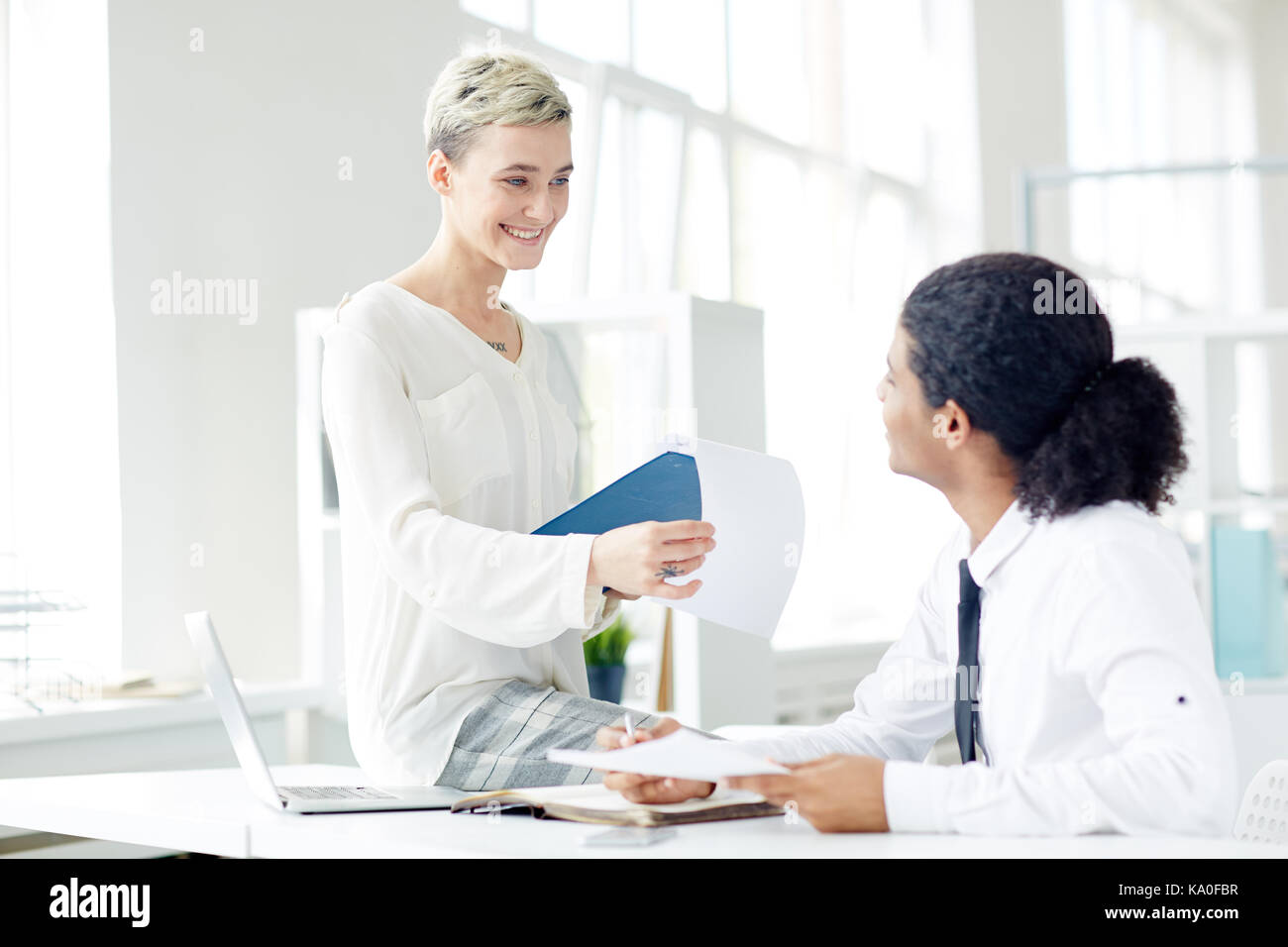 Focused business group working hi-res stock photography and images - Alamy