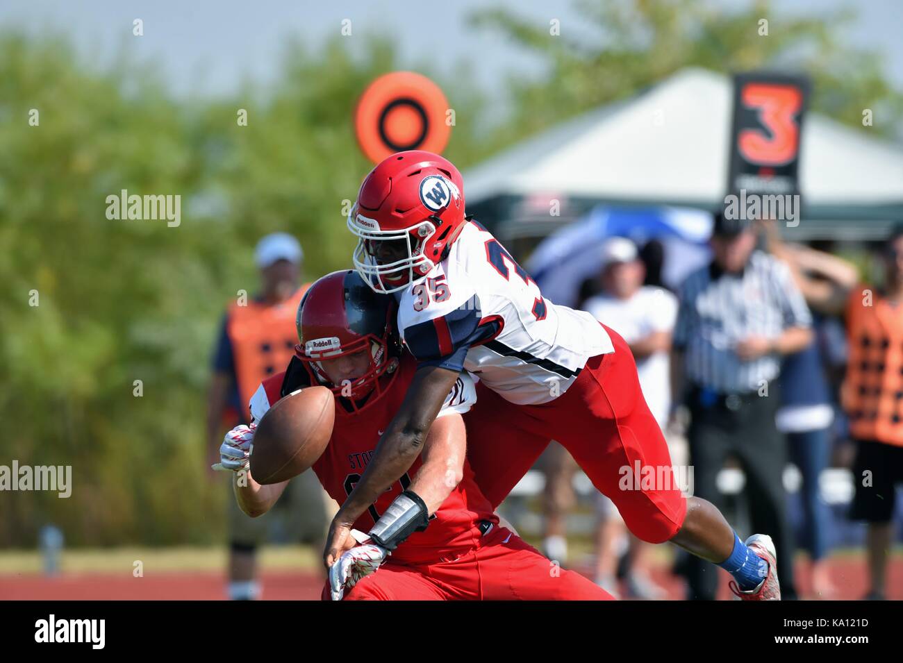 Defensive back hi-res stock photography and images - Alamy