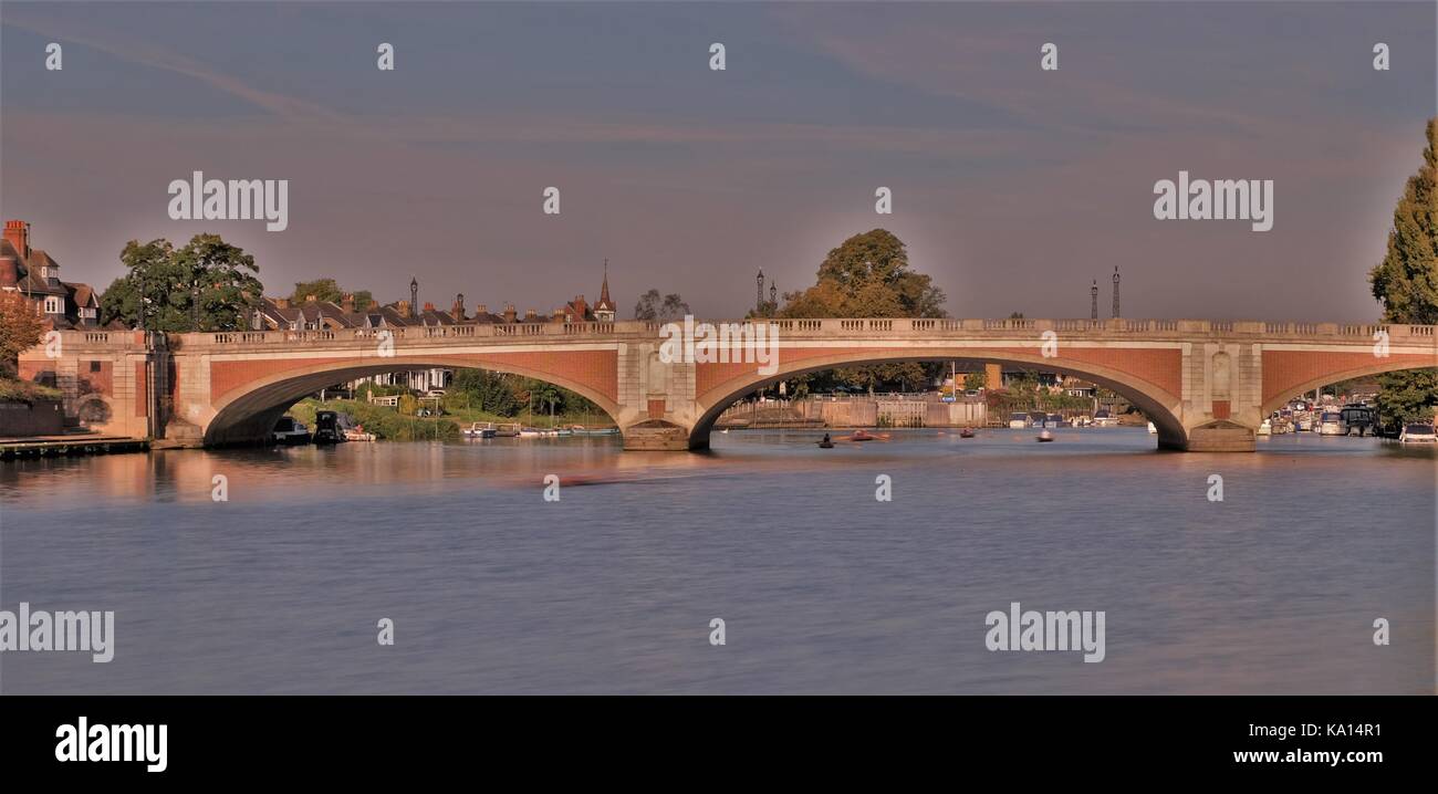 Bridge road hampton court hi-res stock photography and images - Alamy