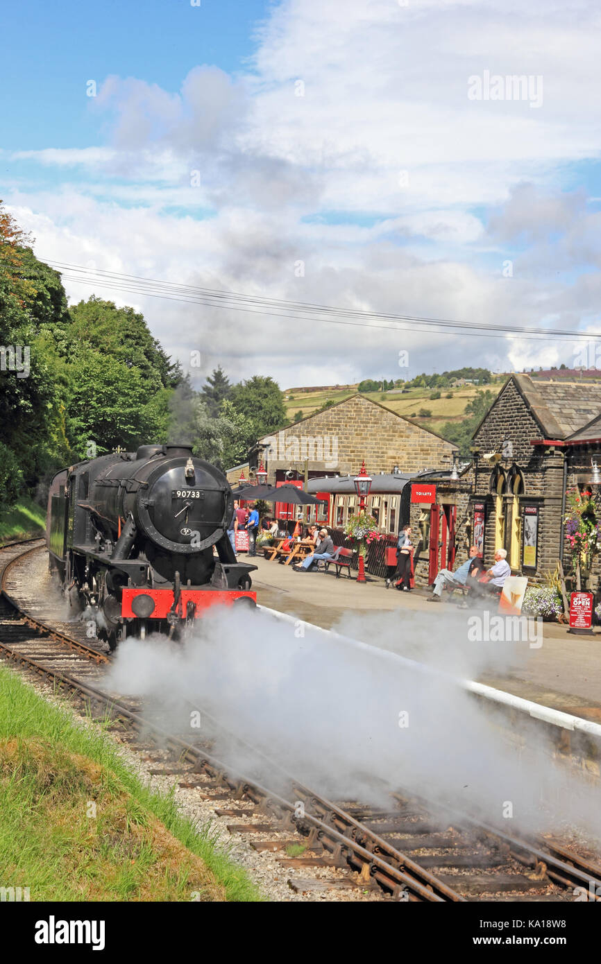 WD Austerity 2-8-0 90733 steam locomotive at Oxenhope Station on ...