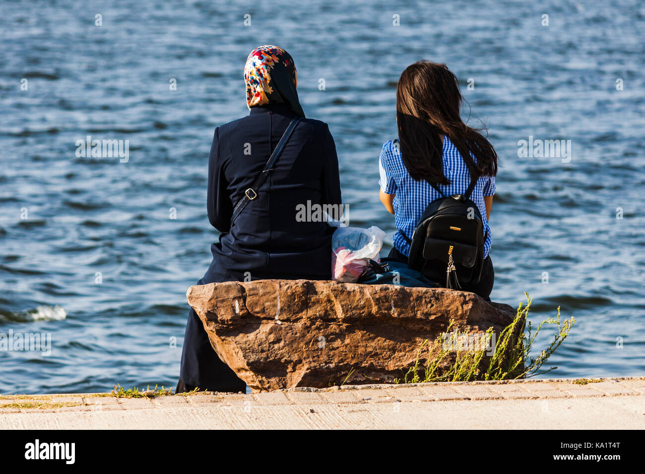 Women at the seaside hi-res stock photography and images - Alamy