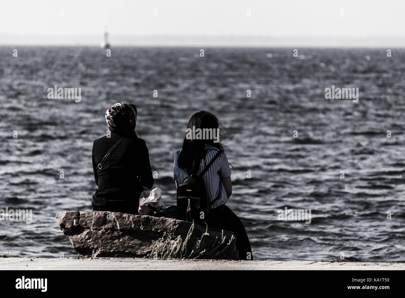 Women at the seaside hi-res stock photography and images - Alamy