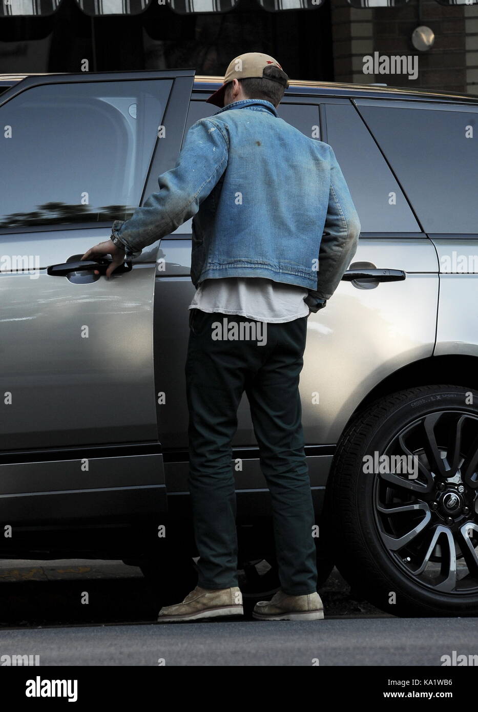 Ryan Gosling leaves Little Dom's Deli and gets into his car Featuring ...