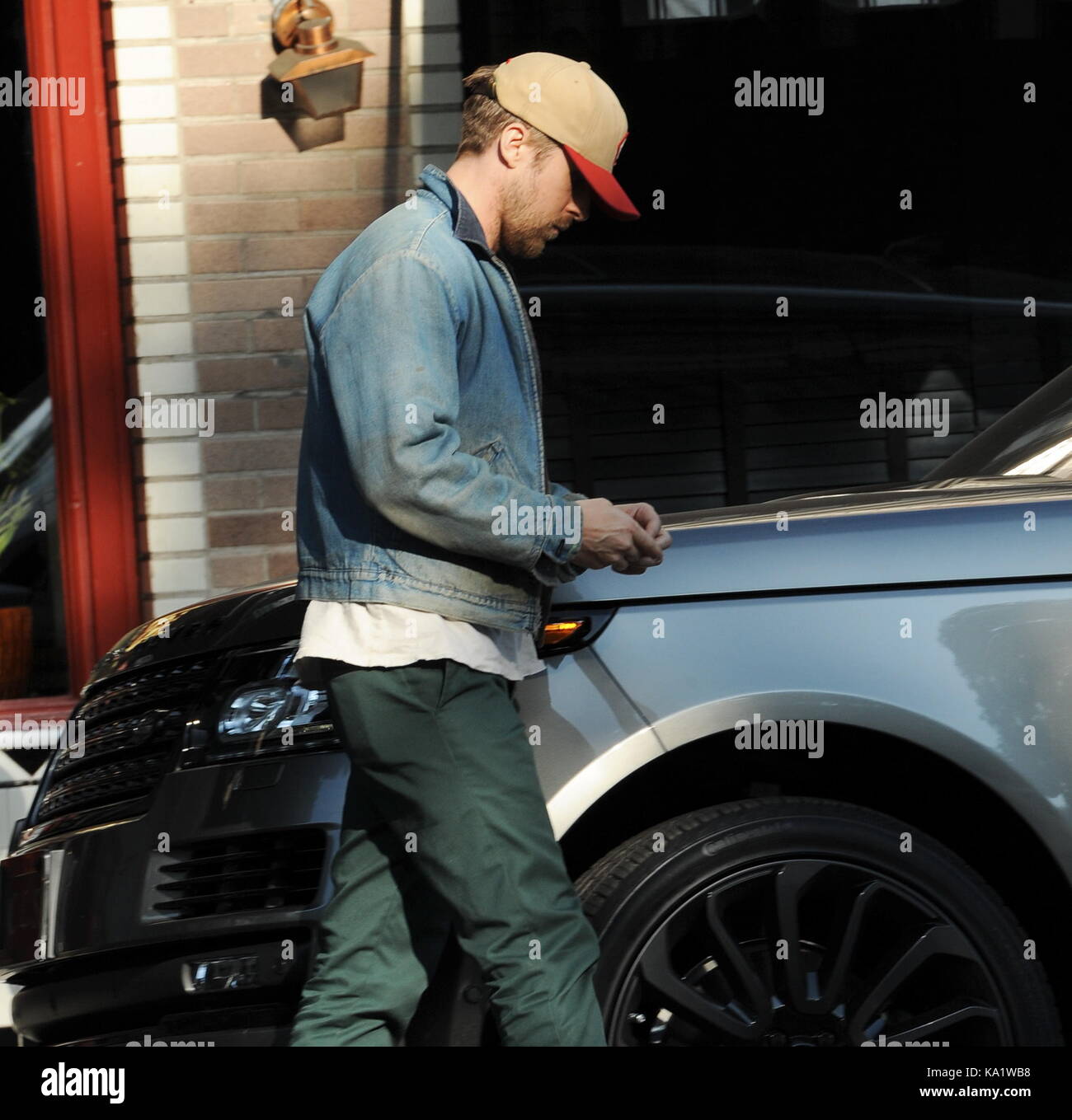 Ryan Gosling leaves Little Dom's Deli and gets into his car Featuring ...