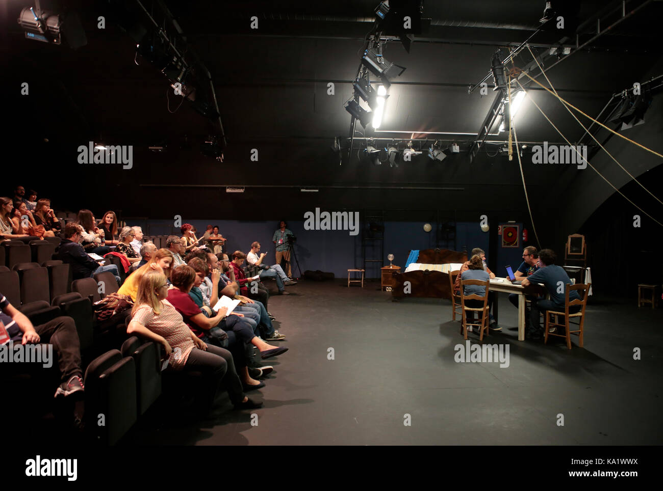 Theater stage play audience hi-res stock photography and images - Alamy
