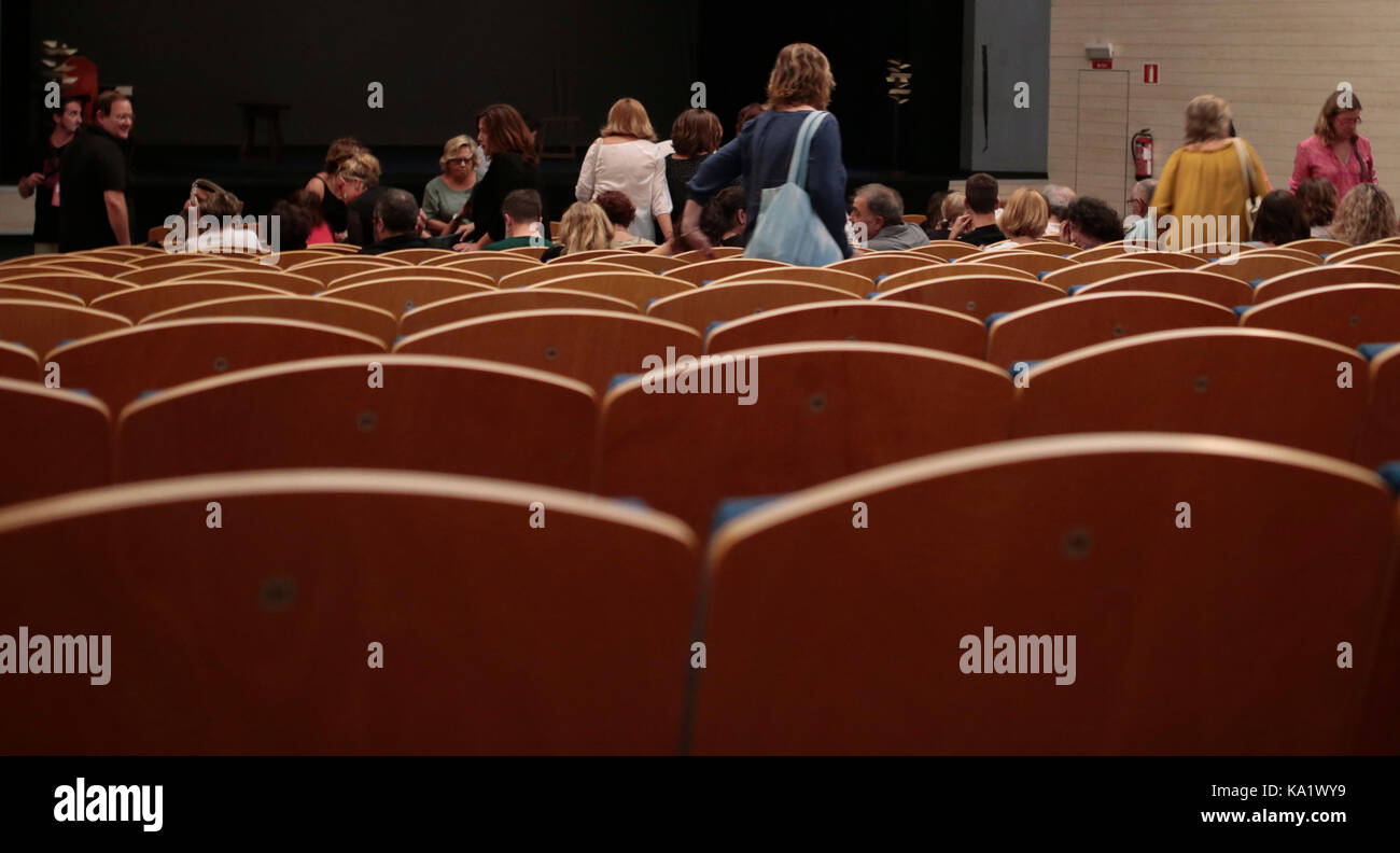 Theater public audience play hi-res stock photography and images - Alamy