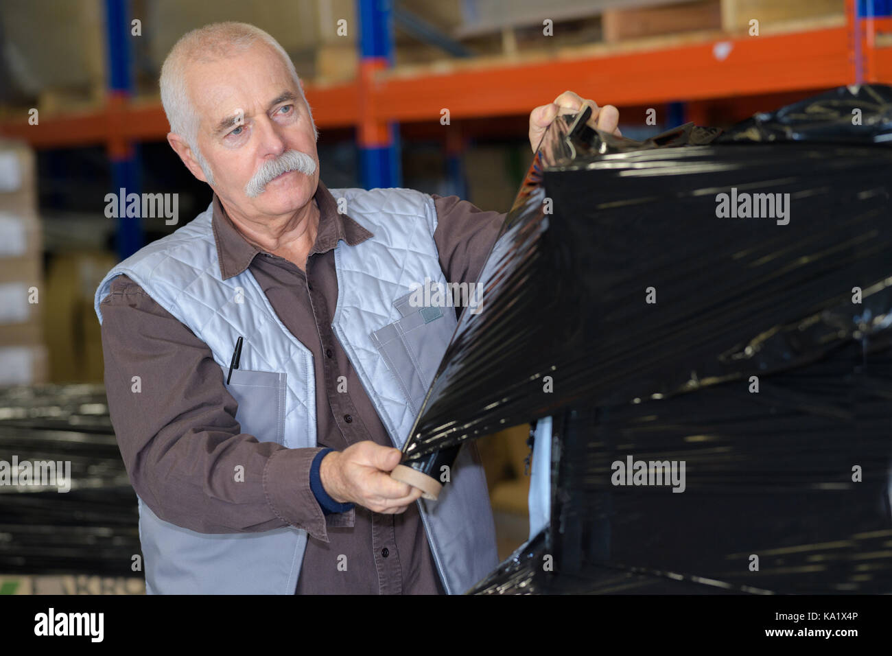 man with bag of packing Stock Photo - Alamy