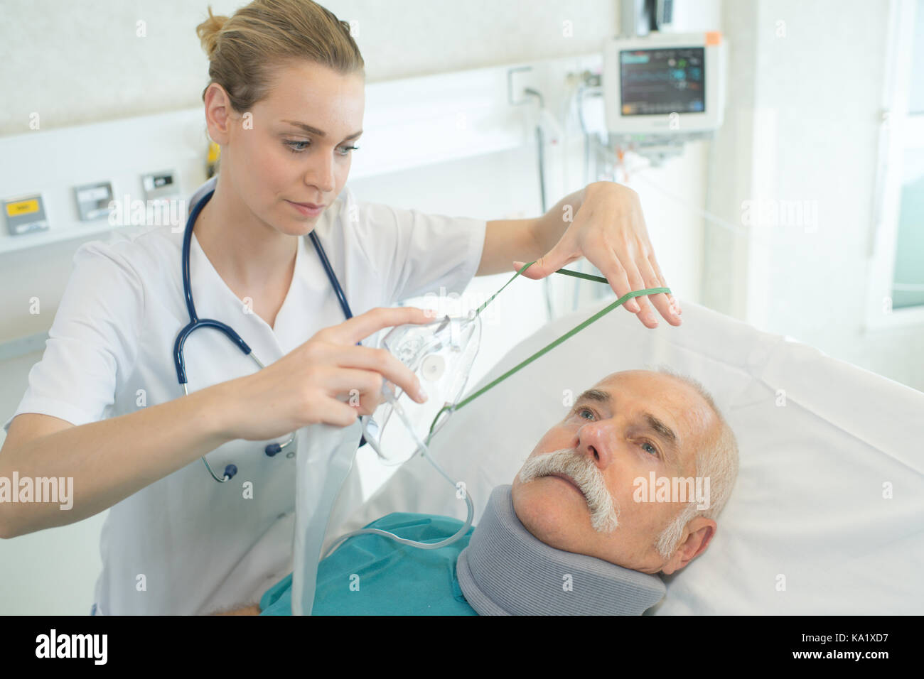 Nurse putting oxygen mask on patient Stock Photo - Alamy