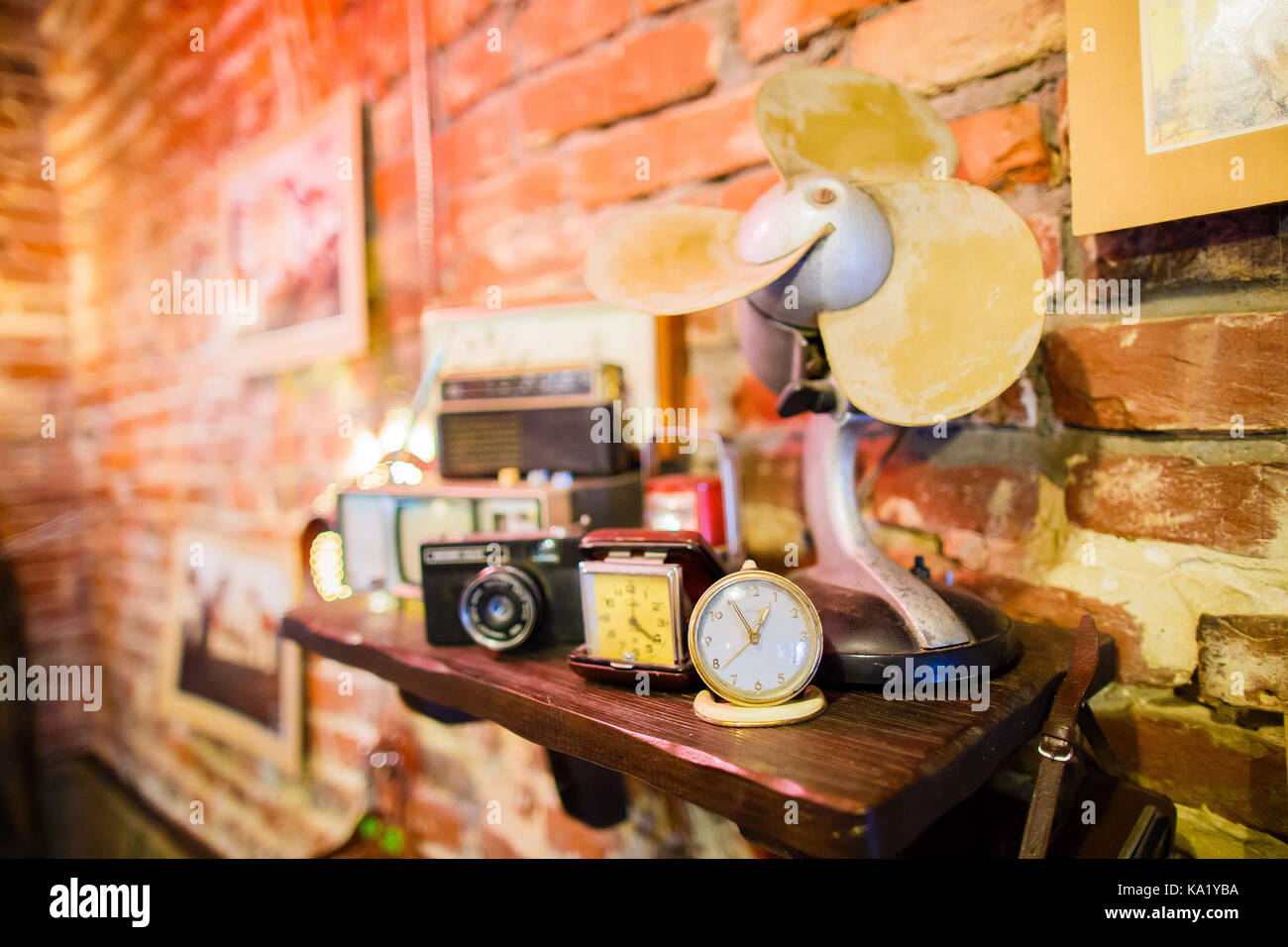 Vintage clock camera shelf hi-res stock photography and images - Alamy